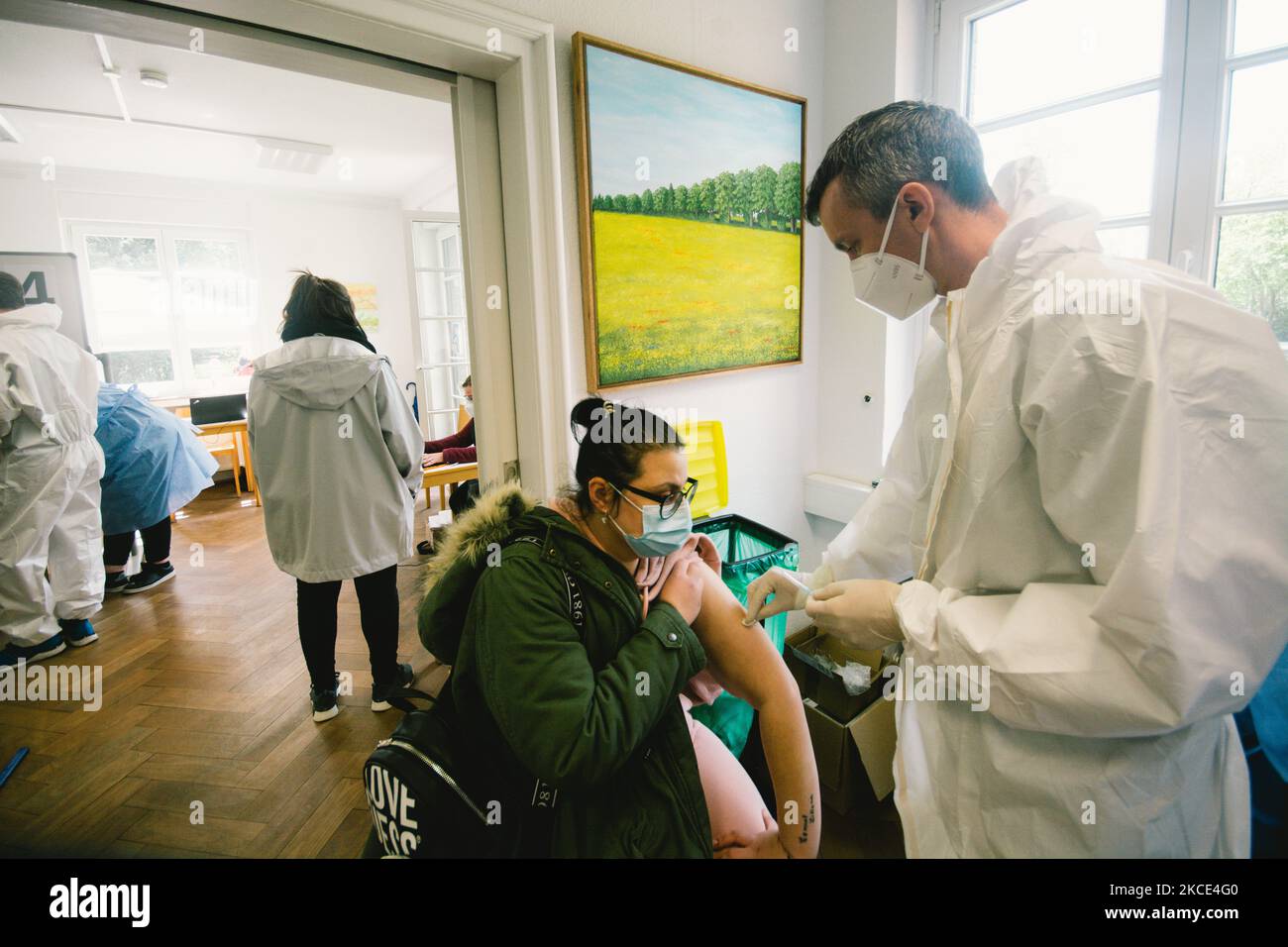 Une femme reçoit sa vaccination au début d'un autre projet de ...