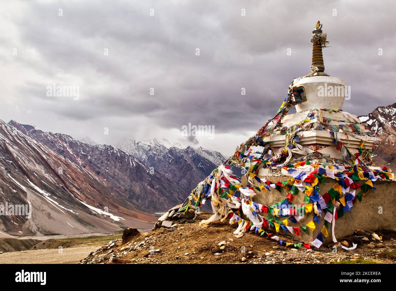 Stupa bouddhiste au col de Panzila (col de Panjila) dans la vallée de ...
