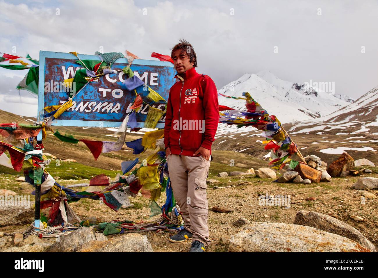 Homme debout par panneau accueillant les visiteurs à la vallée de ...