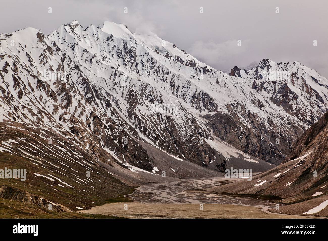Sommets magnifiquement sculptés de l'Himalaya le long du col de Panzila ...