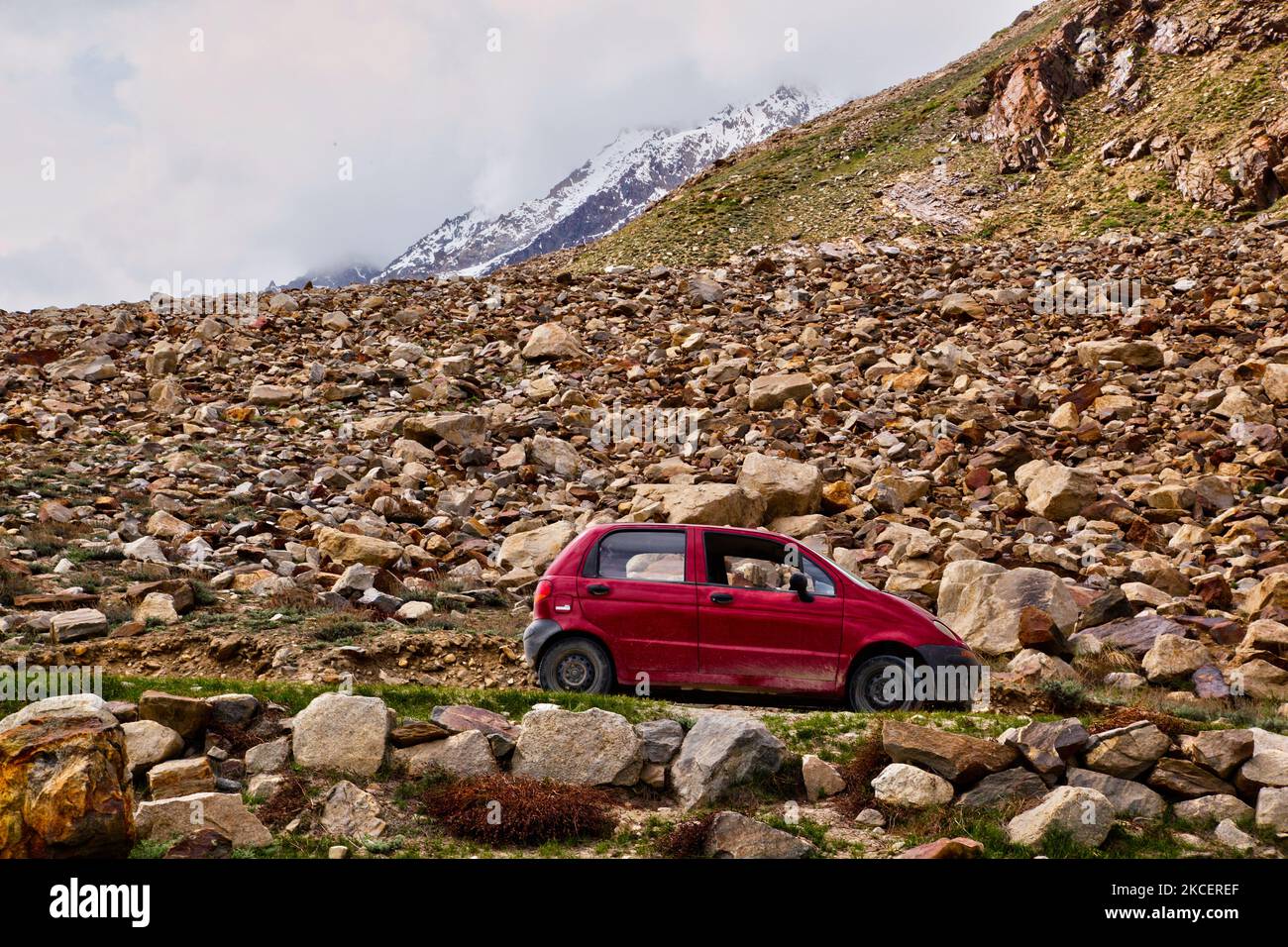 Véhicule sur la route banskar, non pavée et perfieuse, près du col de ...