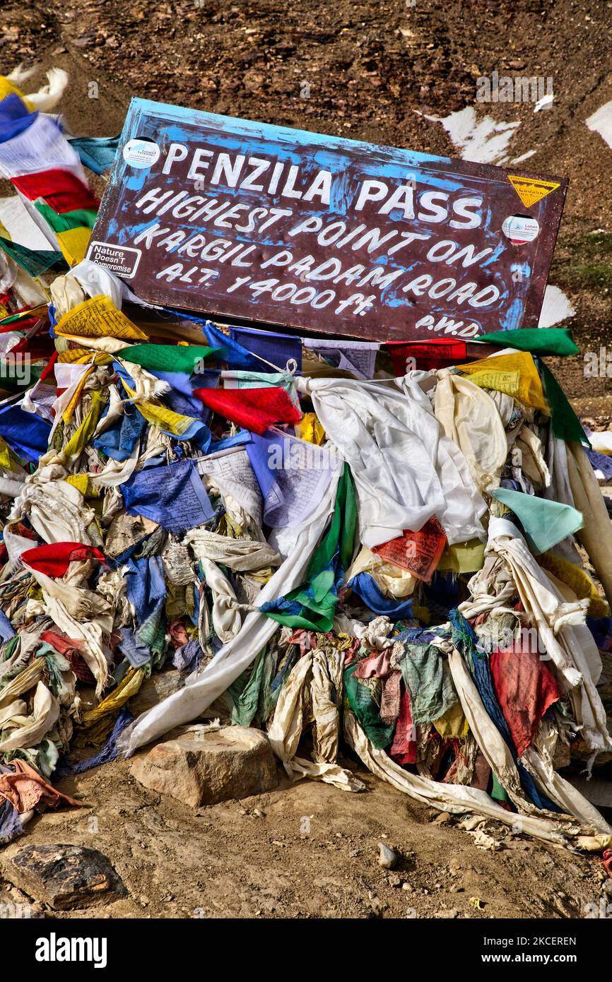 Panneau au sommet du col de Panzila (col de Panjila) dans la vallée de ...