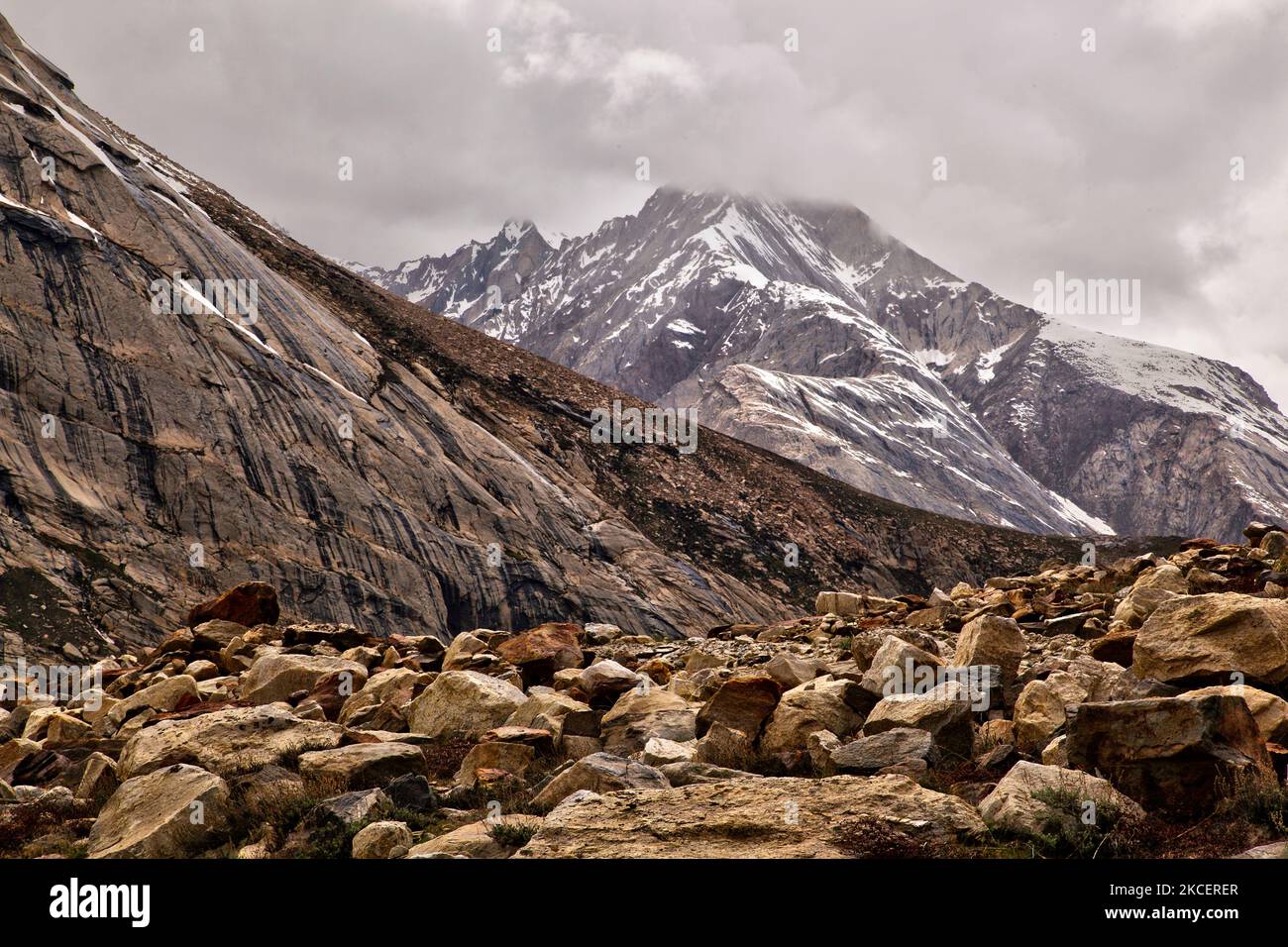 Sommets magnifiquement sculptés de l'Himalaya près du col de Panzila ...