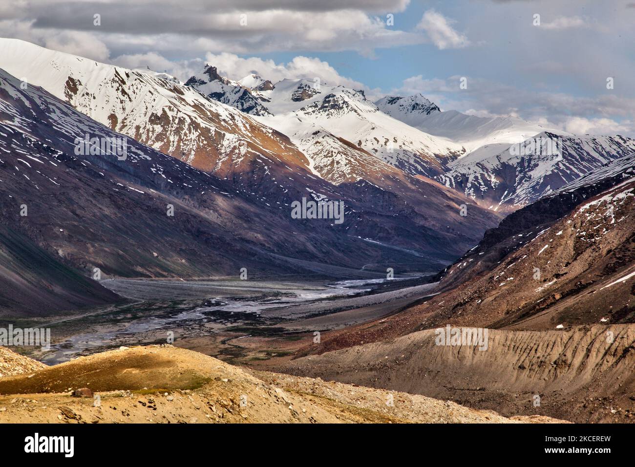 Sommets magnifiquement sculptés de l'Himalaya le long du col de Panzila ...