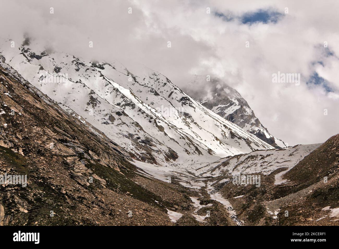 Sommets magnifiquement sculptés de l'Himalaya le long du col de Panzila ...