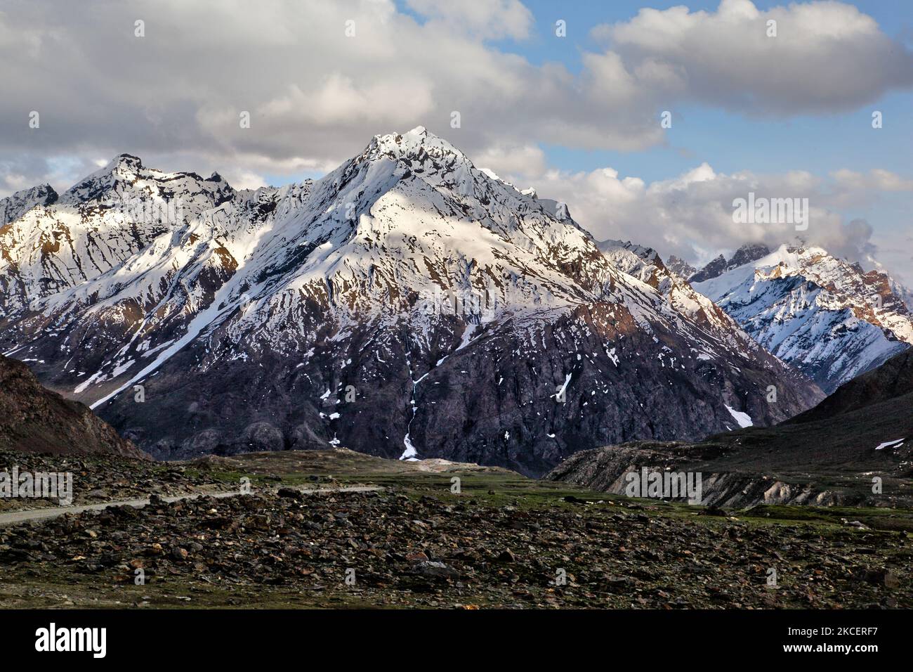 Sommets magnifiquement sculptés de l'Himalaya le long du col de Panzila ...