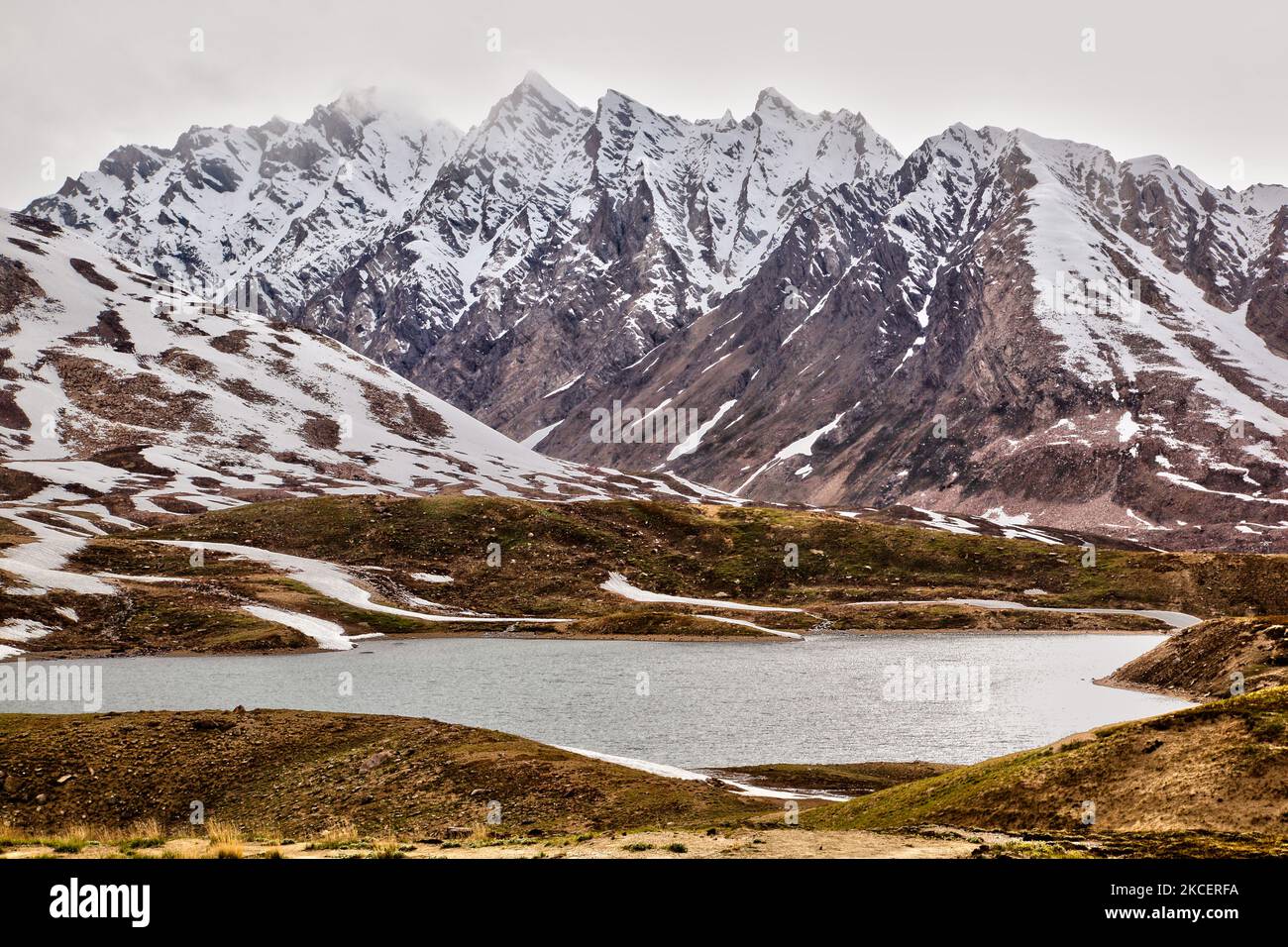 Les montagnes de l'Himalaya entourent le lac glaciaire le long du col ...