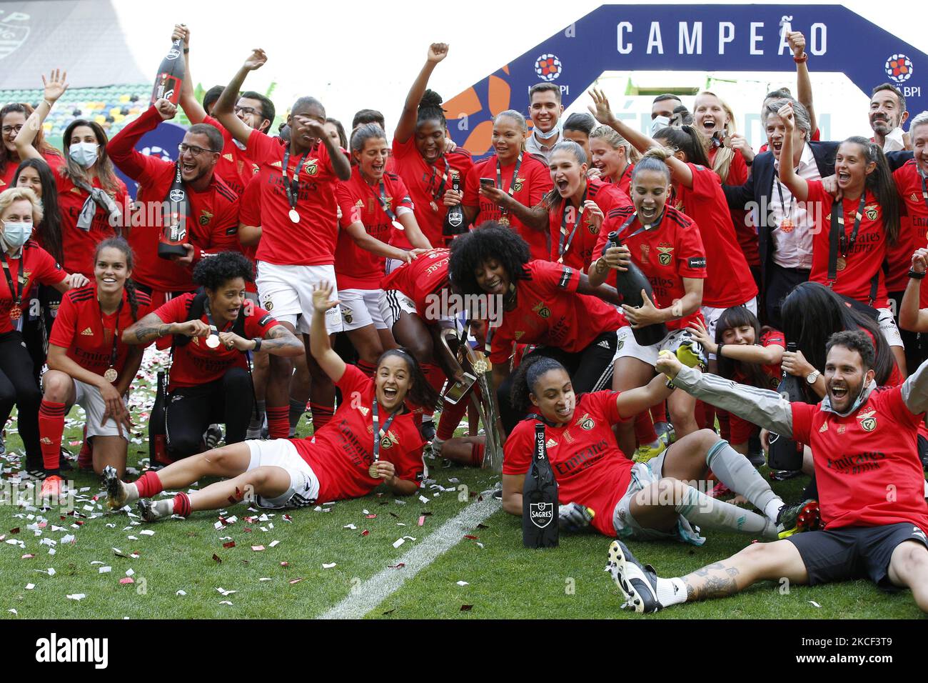 Toute l'équipe pose avec la nouvelle conquête pendant le match pour la ...