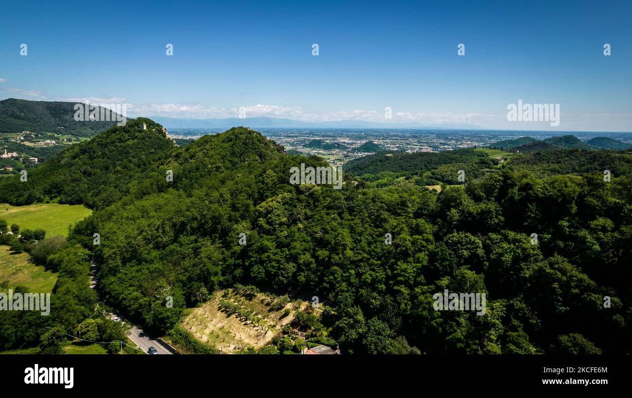 Une vue de drone sur les collines euganéennes, près de Teolo, en Italie ...