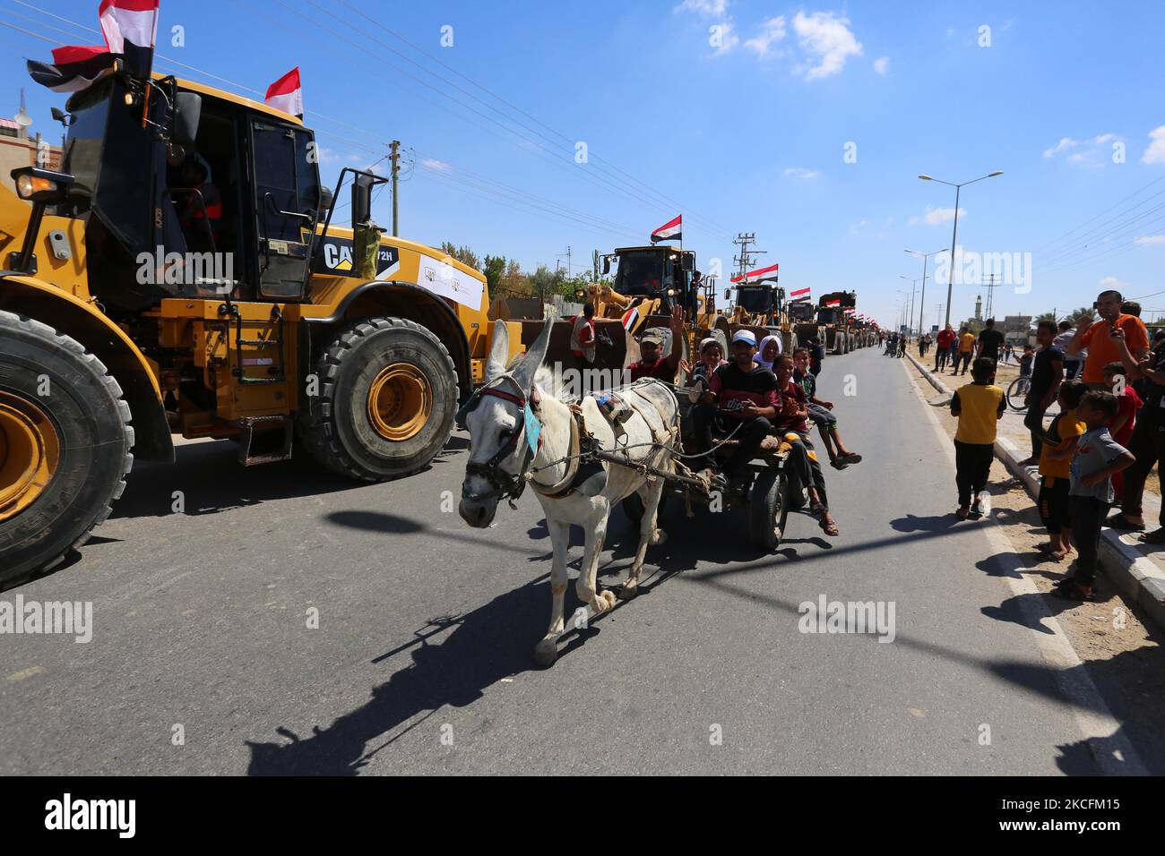 Un convoi de bulldozers fourni par l'Égypte arrive du côté palestinien ...