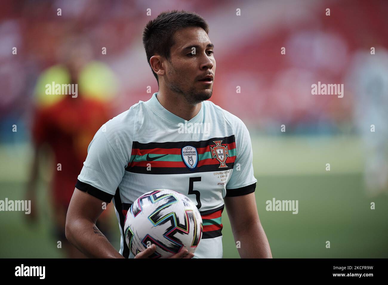 Raphaël Guerreiro (Borussia Dortmund) du Portugal avec le ballon lors ...