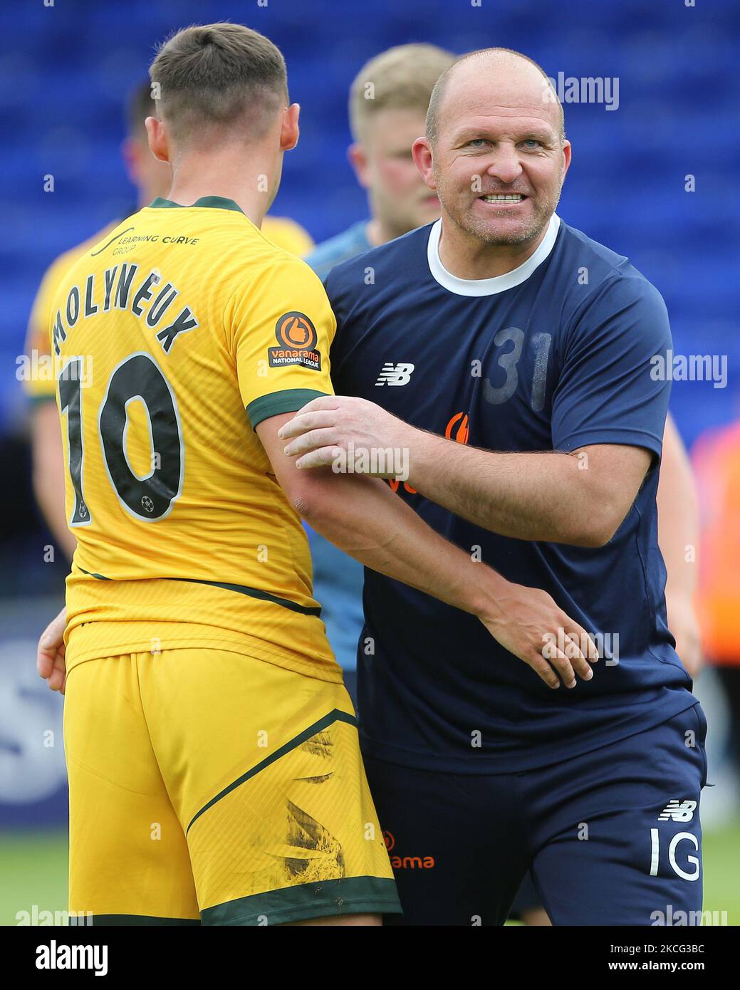 Luke Molyneux, de Hartlepool United, célèbre avec physio Ian Gallagher ...