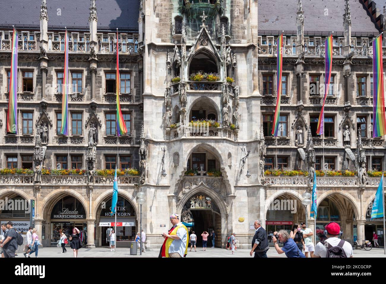 Des drapeaux de couleur arc-en-ciel LGBT sont suspendus sur la façade ...