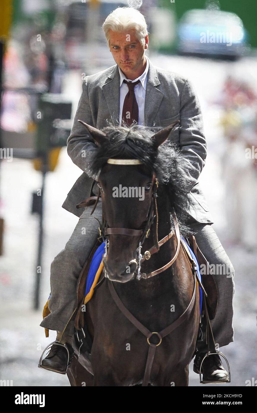 L'équipage et les acteurs sont vus sur le terrain alors que le tournage ...