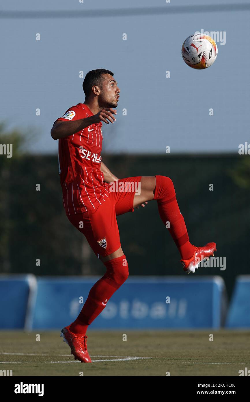 Joan Jordan de Séville contrôle le ballon pendant le match amical d ...