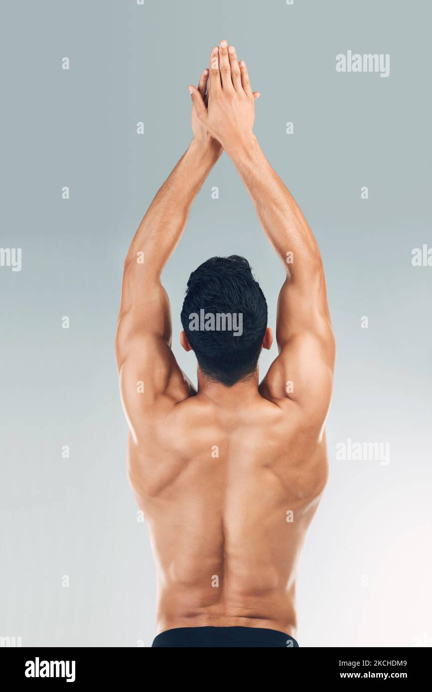 Homme sportif, muscle étirant pour commencer la natation plongée dans l ...