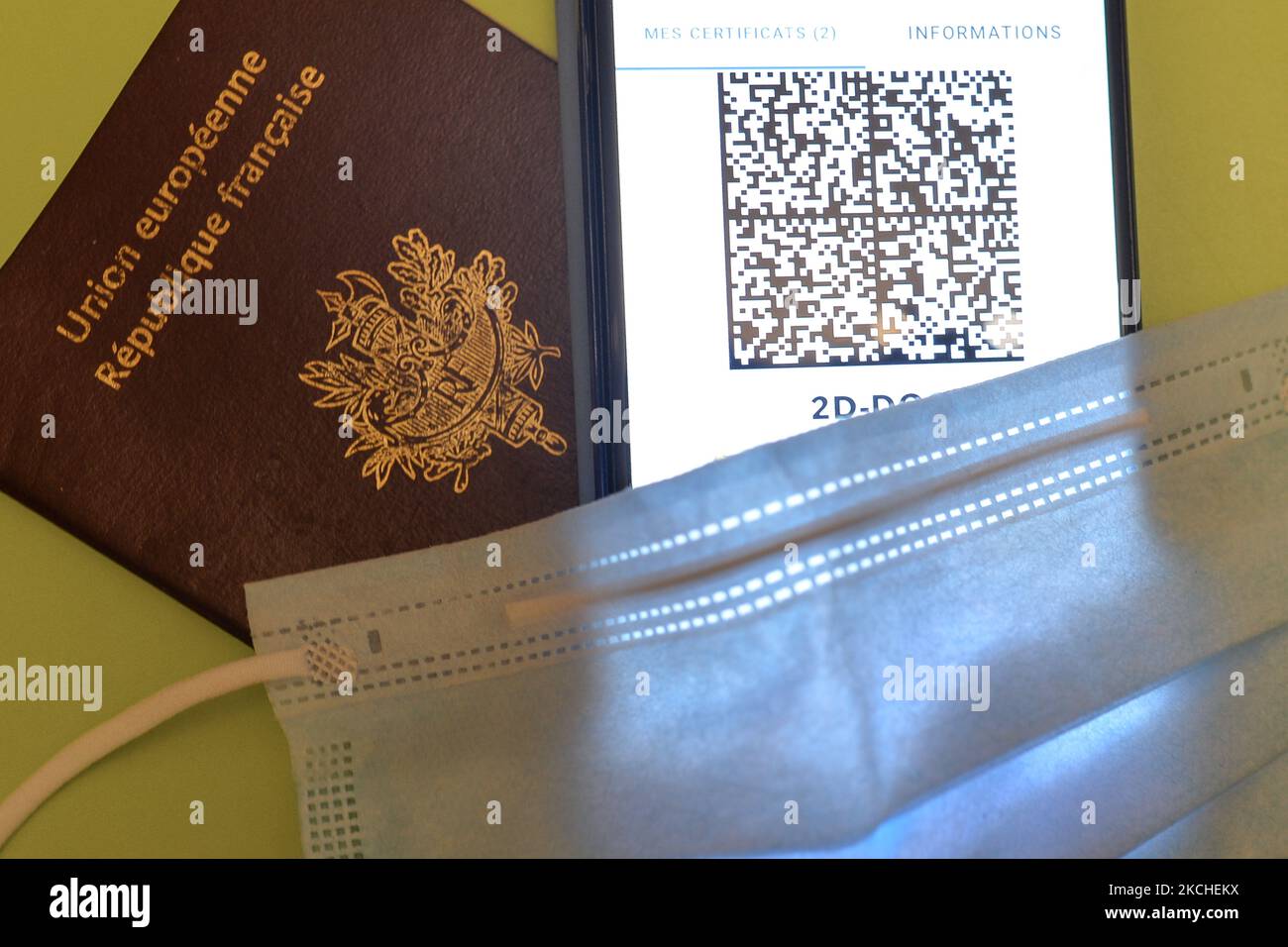 Qr code covid certificat france Banque de photographies et d’images à ...