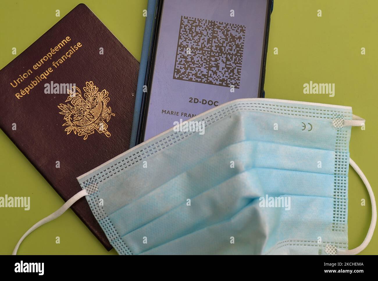 Qr code covid certificat france Banque de photographies et d’images à ...