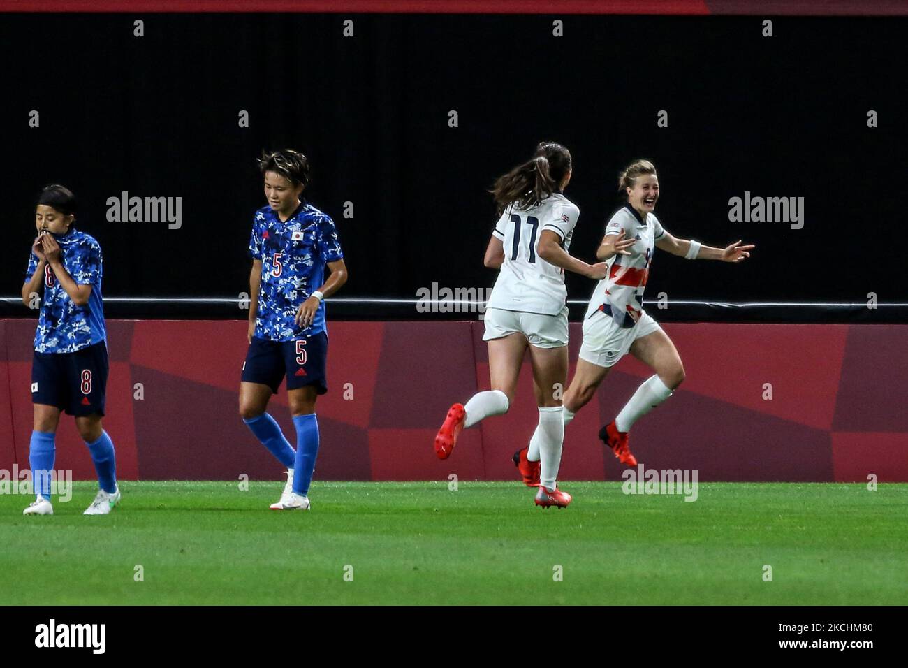 (9) Ellen White ,(11) Caroline WEIR de Team Great Britain célèbre après ...