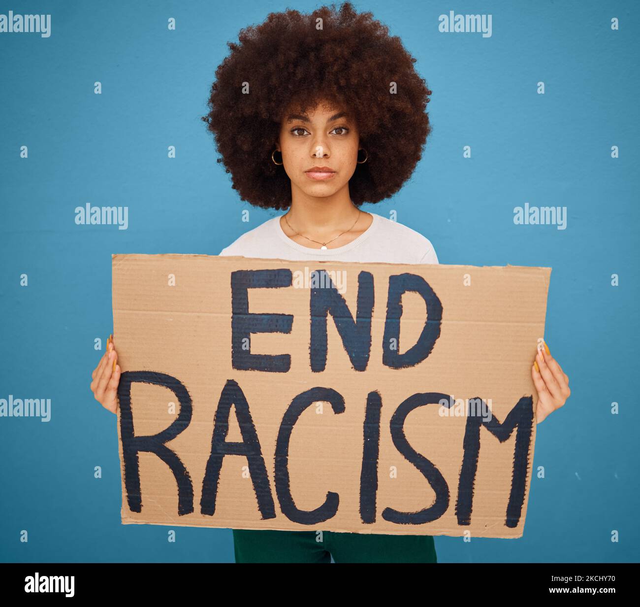 Portrait d'une femme noire avec une bannière de lutte contre le racisme ...