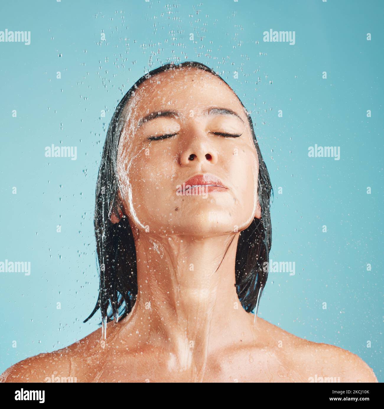 Jeune Fille Sous La Douche Banque De Photographies Et Dimages à Haute