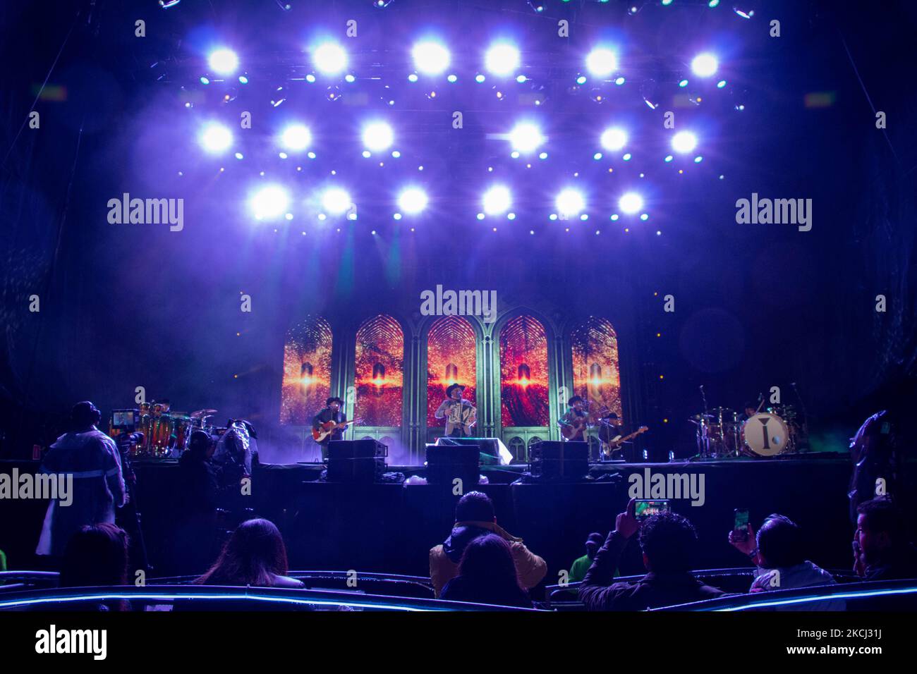 Le groupe Intocable présente un concert en plein air à Mexico, au ...