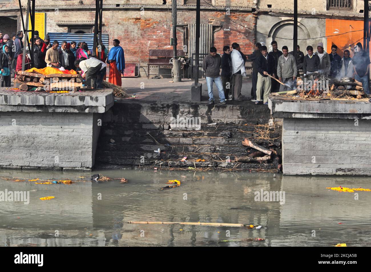 Funeral pyre ganges river Banque de photographies et d’images à haute ...