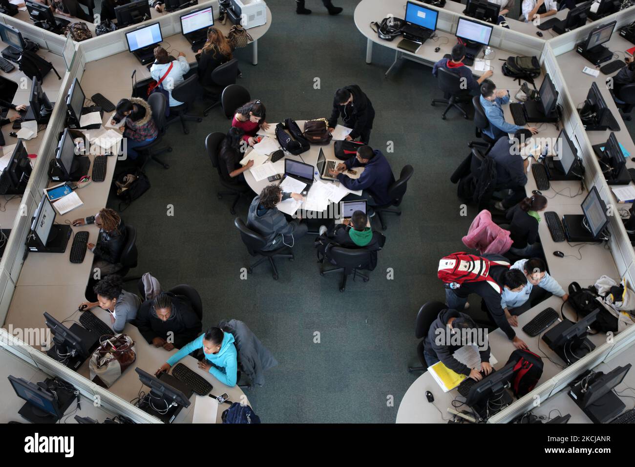 Vue d'ensemble des étudiants d'un grand laboratoire d'informatique d'un ...