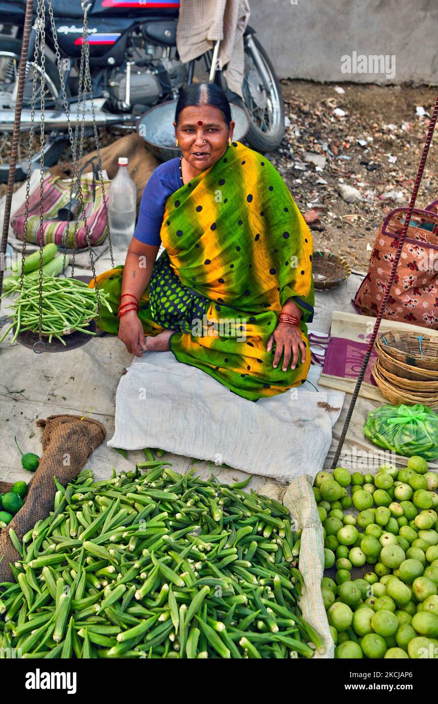 Femme vend des légumes au Bazar Shaniwaar Subzi, qui est le plus grand ...