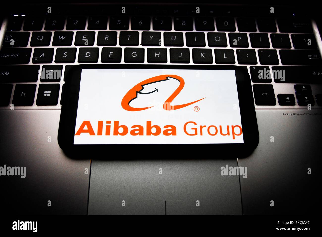 Le logo du groupe Alibaba est affiché sur un écran de téléphone et un ...