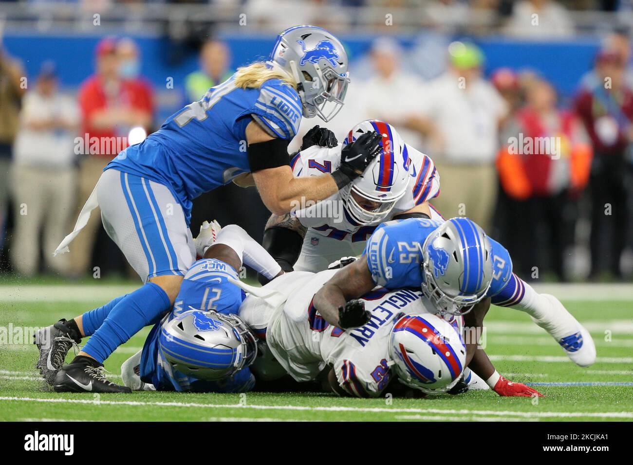 Buffalo Bills dos en cours Devin Singletary (26) est attaqué par ...