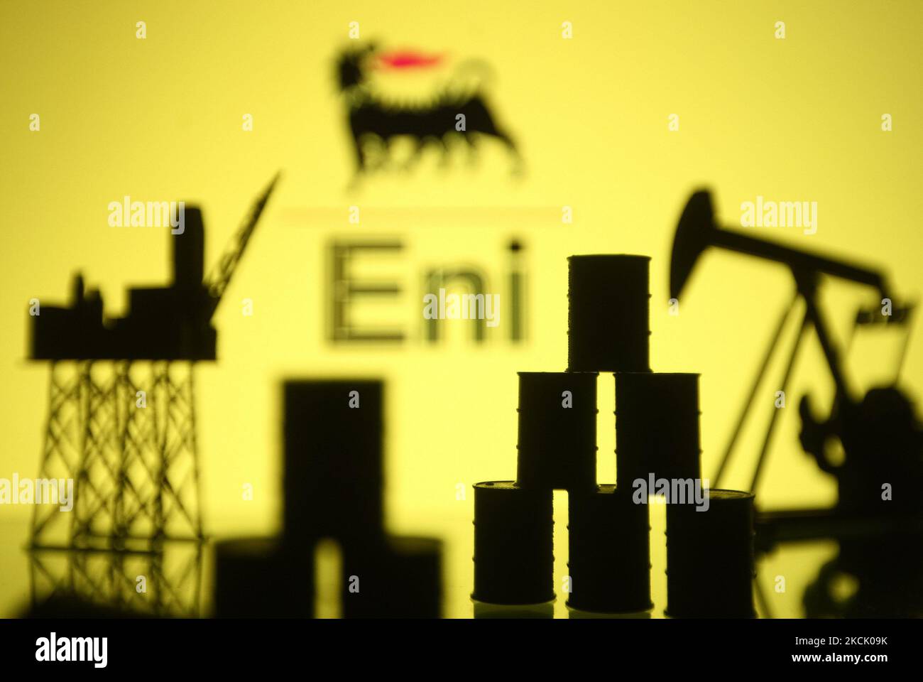 Le logo de la multinationale italienne du pétrole et du gaz ENI et les ...