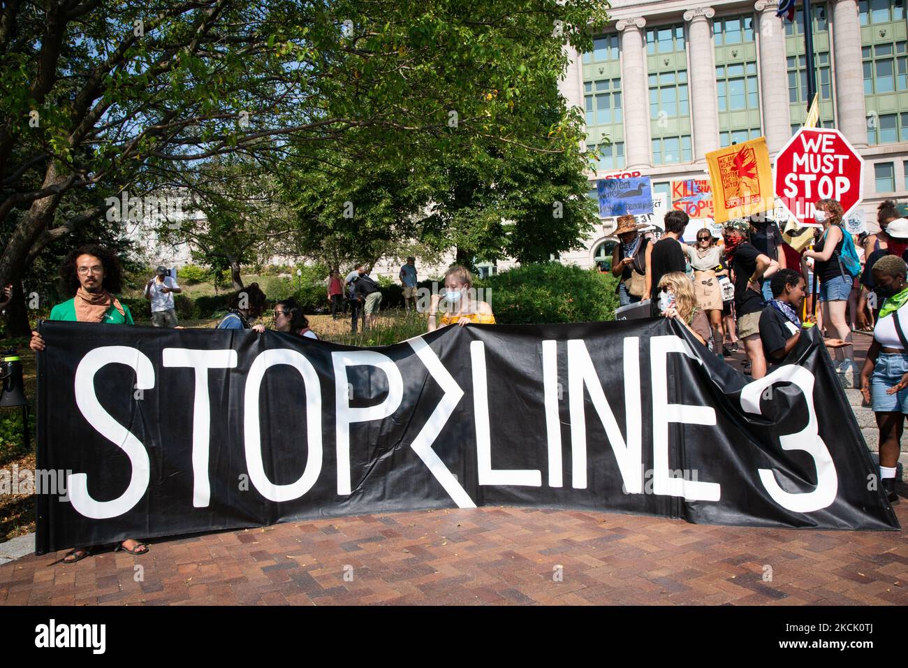 Jeudi, les protecteurs d'eau de 19 août ont défilé du palais de justice ...