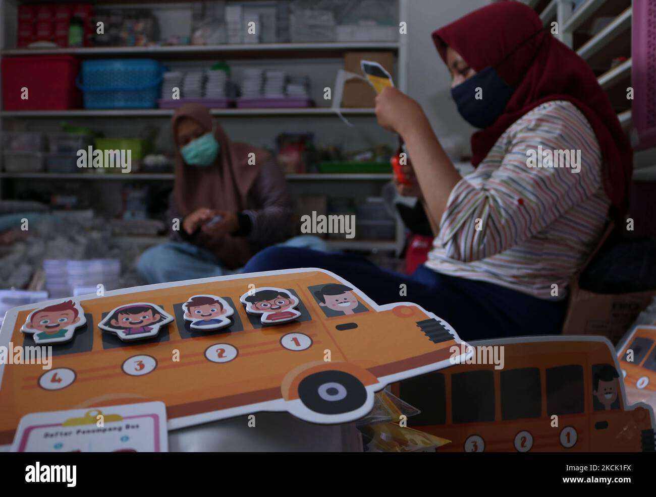 Plusieurs travailleuses font les jeux éducatifs des enfants à partir du ...