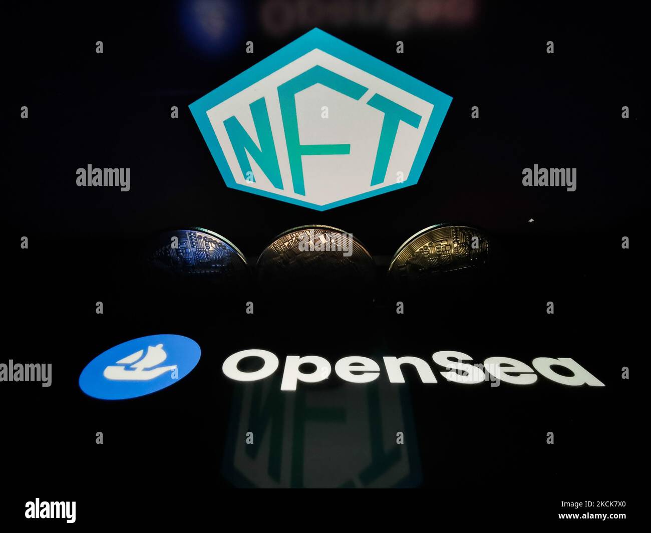 Le logo OpenSea affiché sur un écran de téléphone, la représentation des crypto-monnaies et le ...