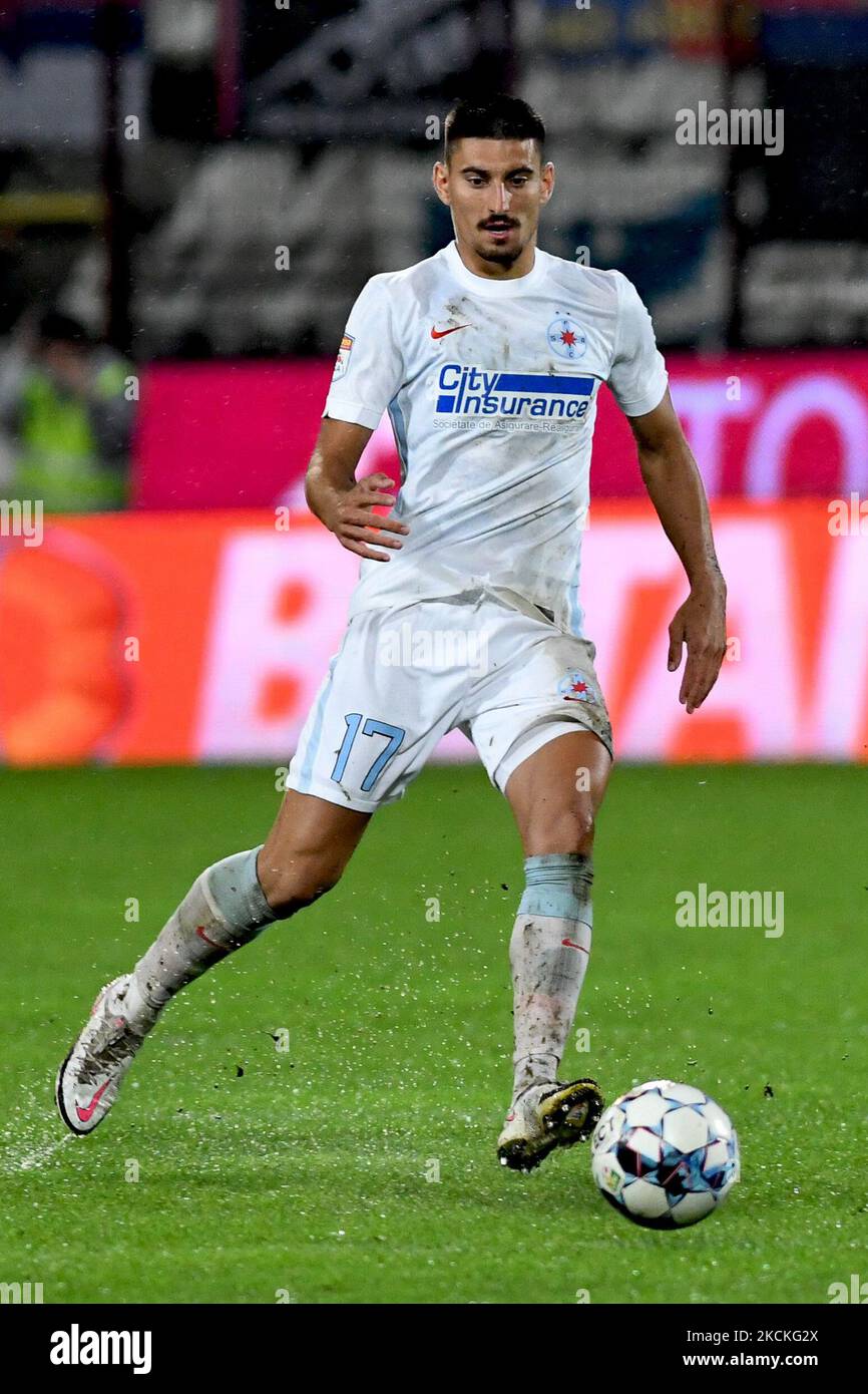 Iulian Cristea, défenseur central de la FCSB, en action pendant le jeu ...