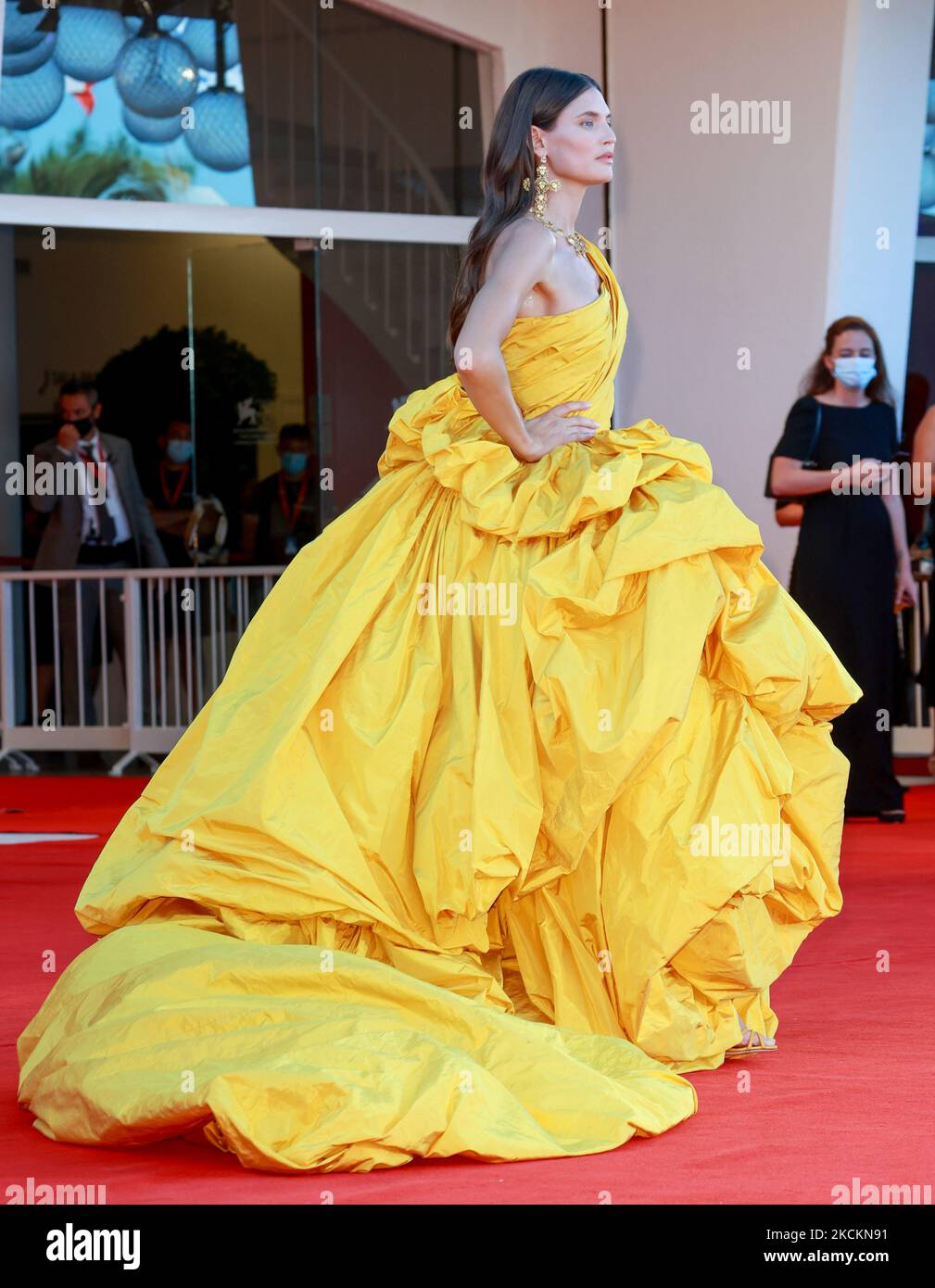 Bianca Balti assiste au tapis rouge du film 'Mes Paralelas' lors du ...