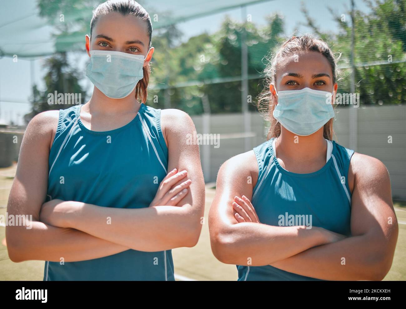 Badminton, masque facial et femmes avec les bras croisés pour le sport ...