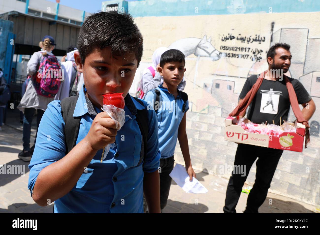 Le palestinien Hanan Hamad, 50 ans, fabrique des pommes de bonbons au ...