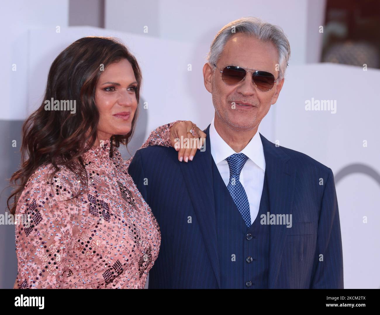 Veronica Berti, Andrea Bocelli assiste au tapis rouge du film 'la Caja ...