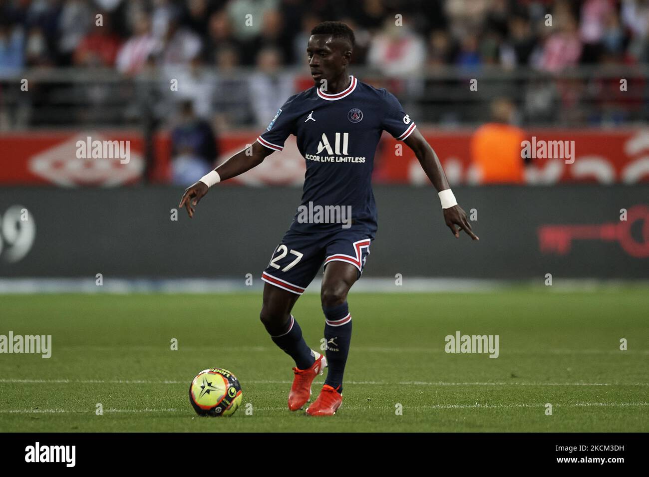 Idrissa Gueye de PSG contrôle le ballon pendant le match de Ligue 1 ...