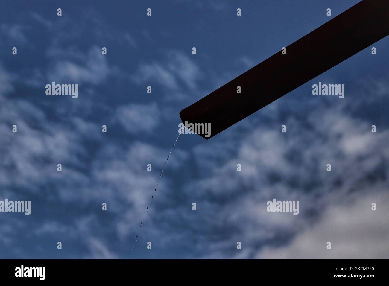 Eau de pluie sur le toit Banque de photographies et d’images à haute ...