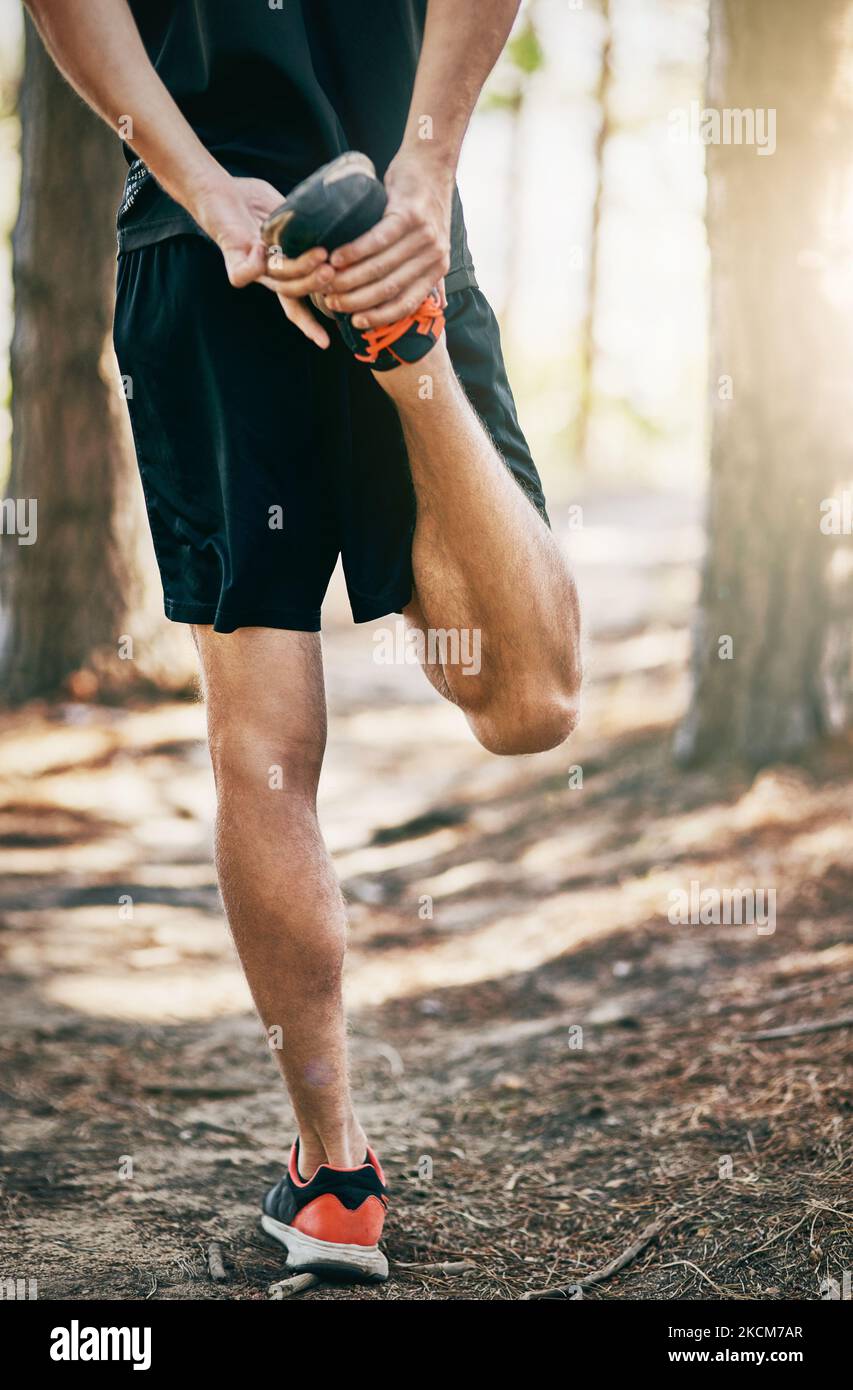 Les jambes tendues font de meilleures jambes. Un jeune homme qui étire ...