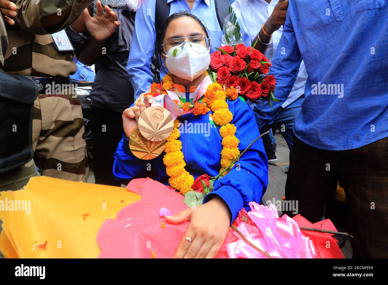 Le tireur Avani Lakera montre sa médaille d'or et de bronze qu'elle a ...