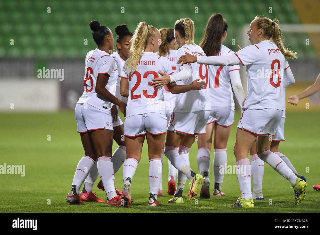 Alisha Lehmann célèbre son sixième but avec Sally Julini, Irina Pando ...