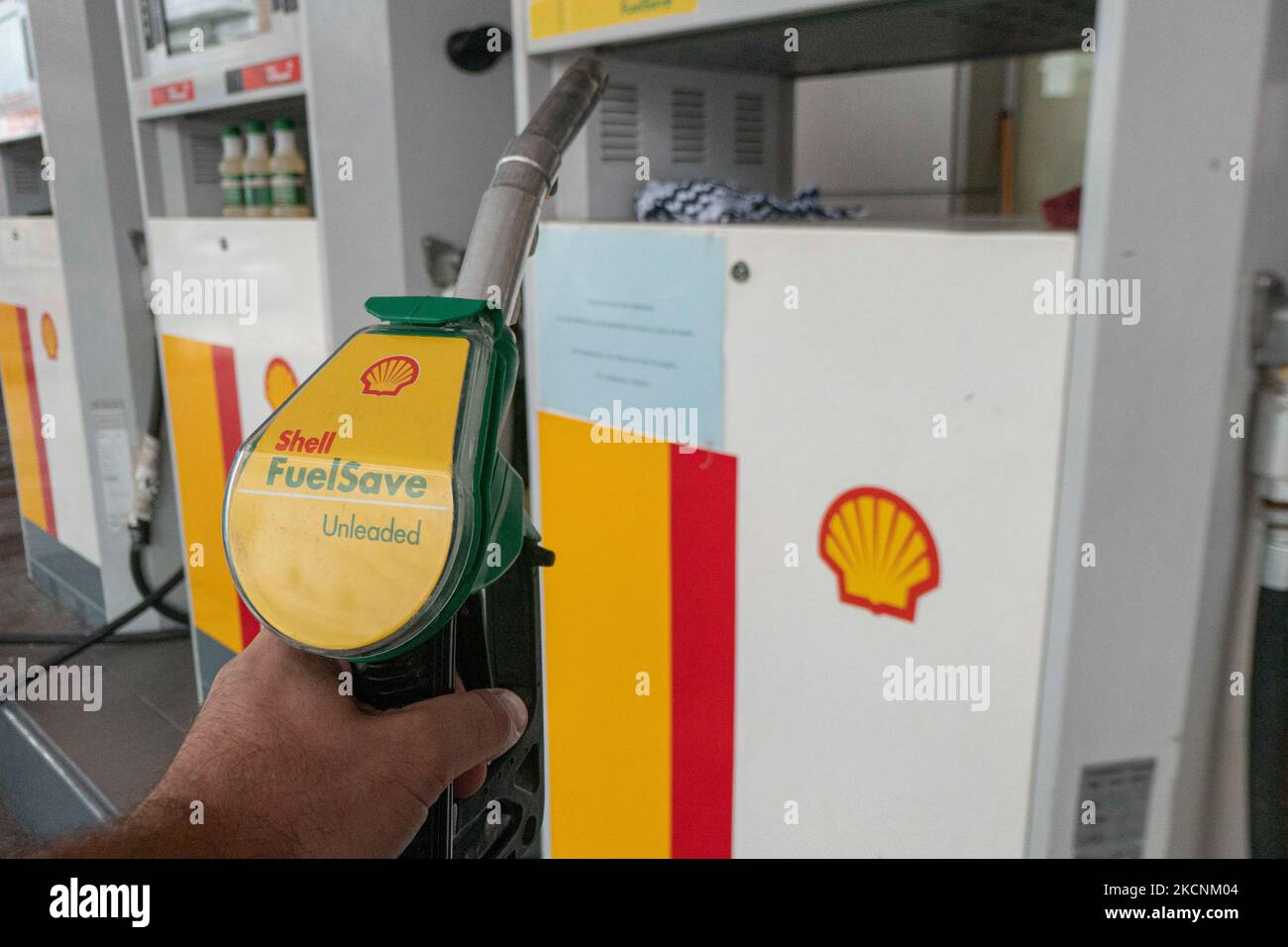 Remplissage des buses et des pompes d'une station-service Shell à ...