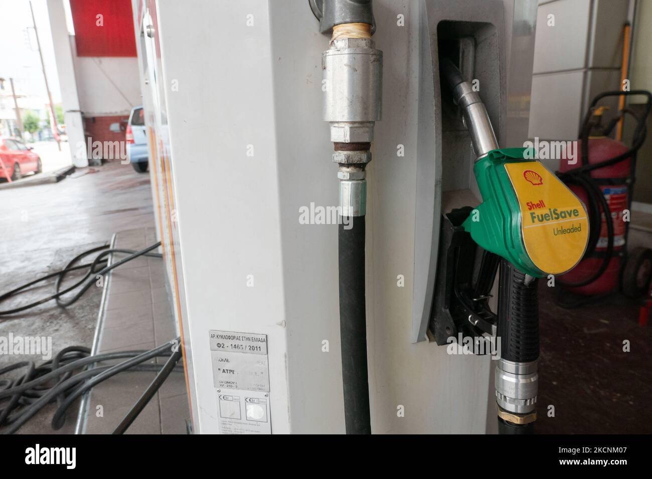 Remplissage des buses et des pompes d'une station-service Shell à ...