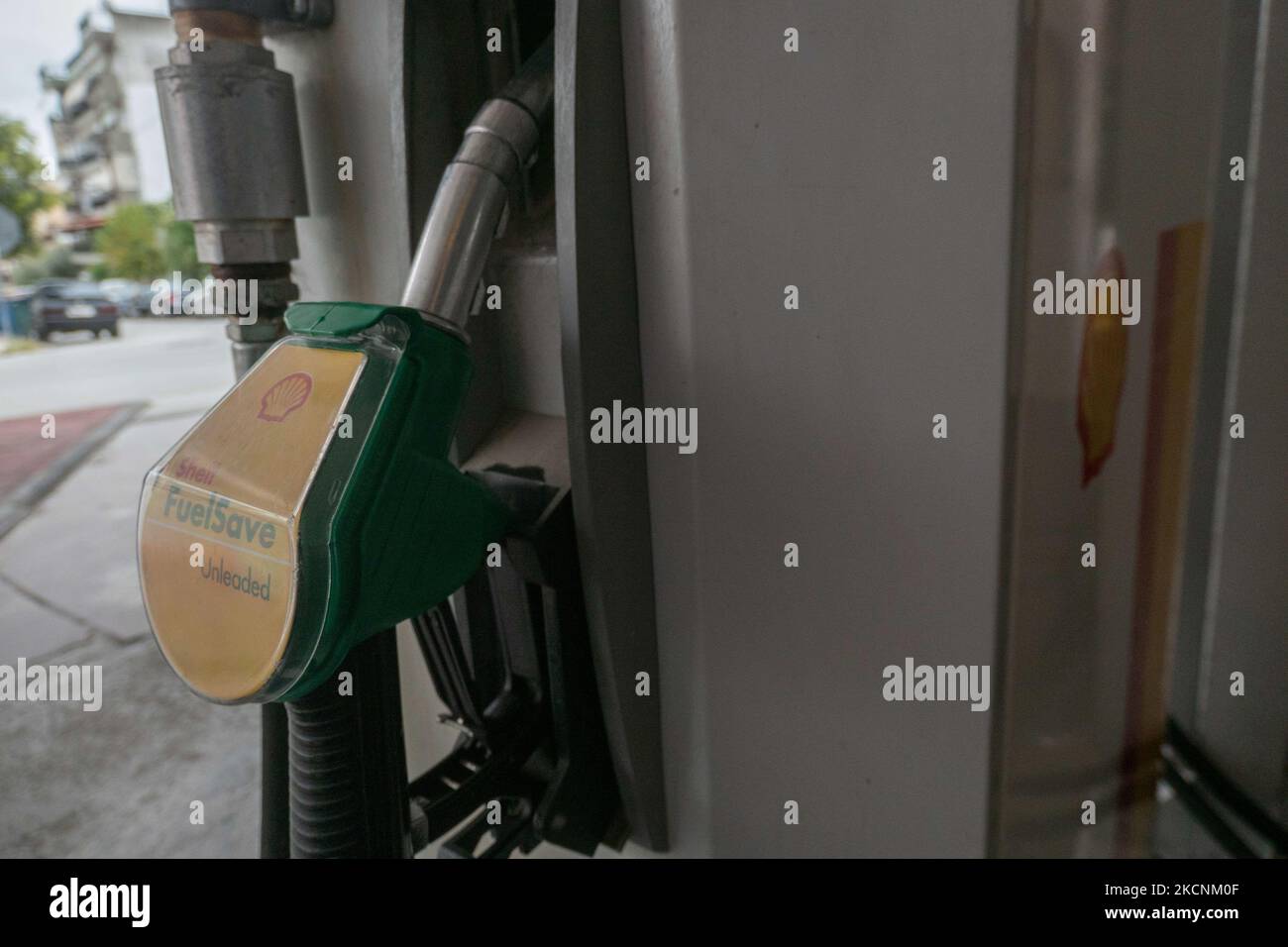 Remplissage des buses et des pompes d'une station-service Shell à ...