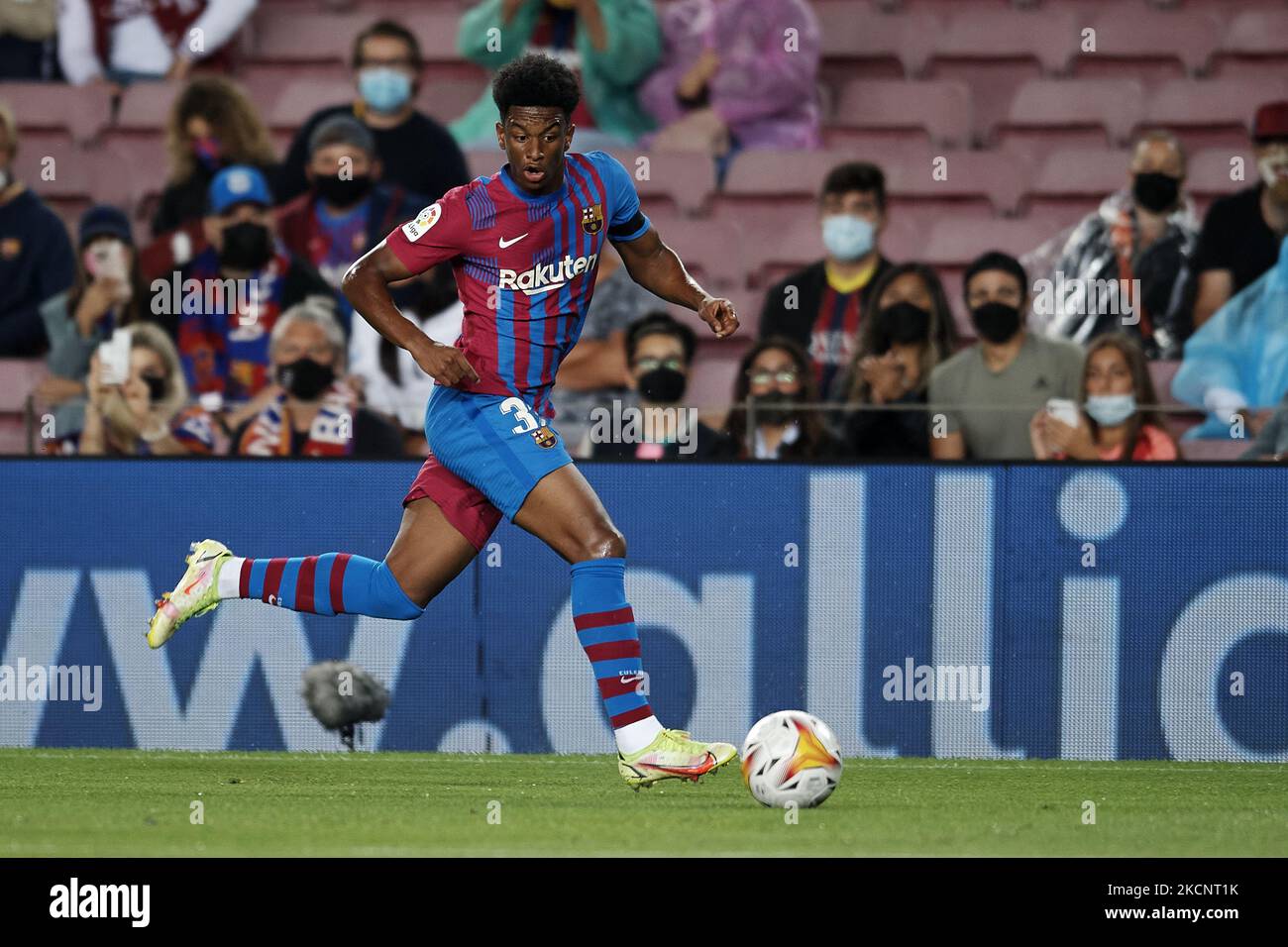 Alex Balde de de Barcelone court avec le ballon pendant le match de la ...