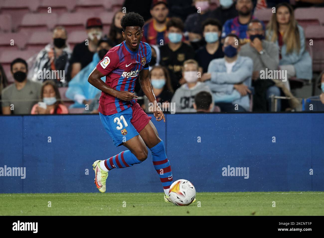 Alex Balde de de Barcelone court avec le ballon pendant le match de la ...